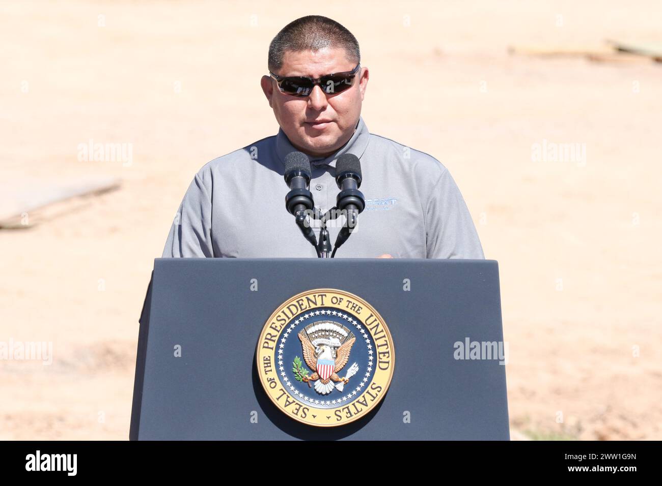 Second generation sheet metal worker Tilton Dixon introÕs President Joe ...