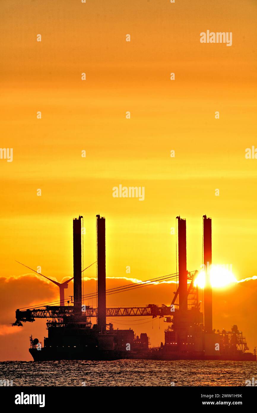 Vole Au Vent Offshore supply ship Jack up rig anchored in the North sea ...