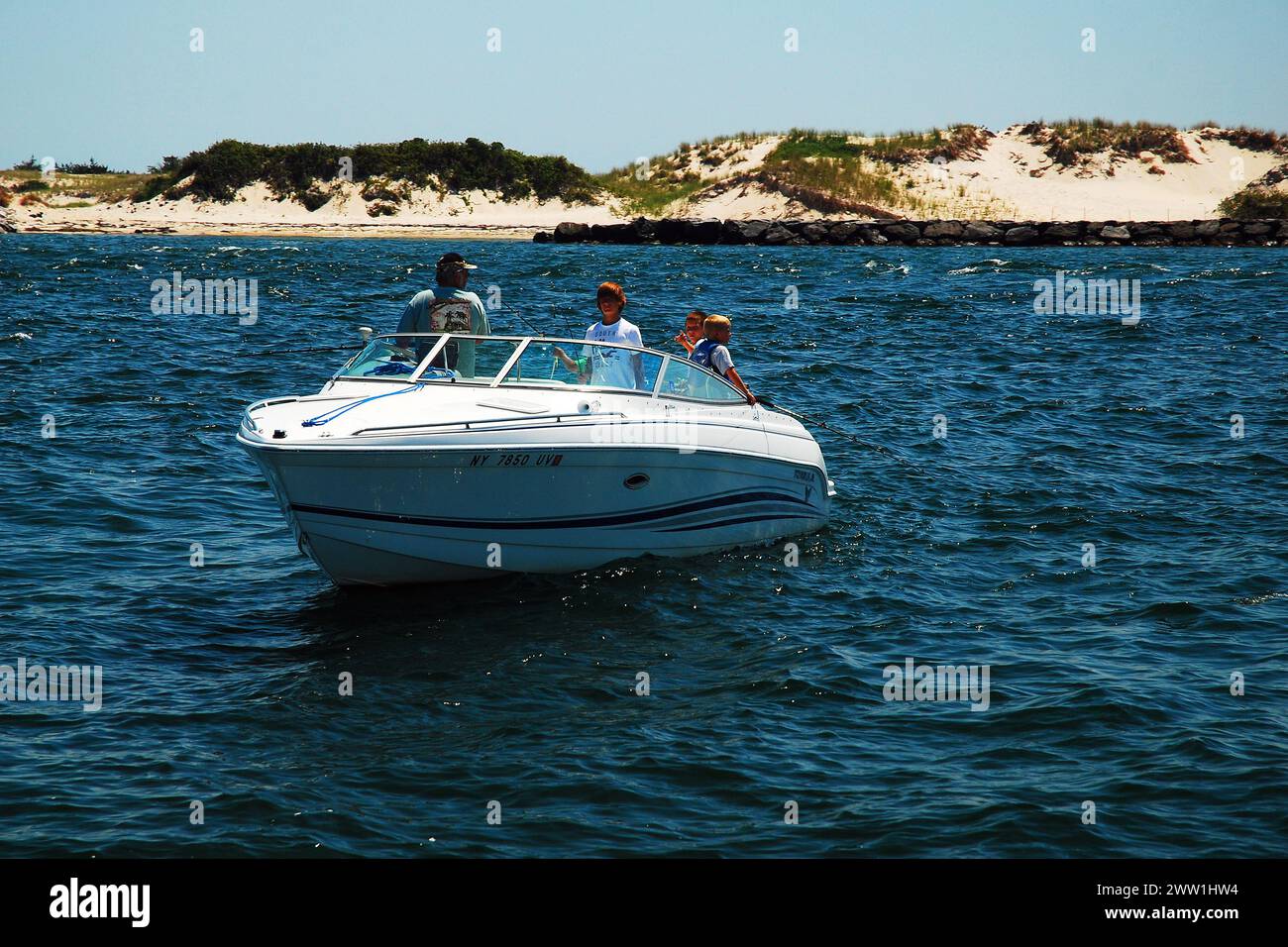Friends family enjoy sunny hi-res stock photography and images - Alamy