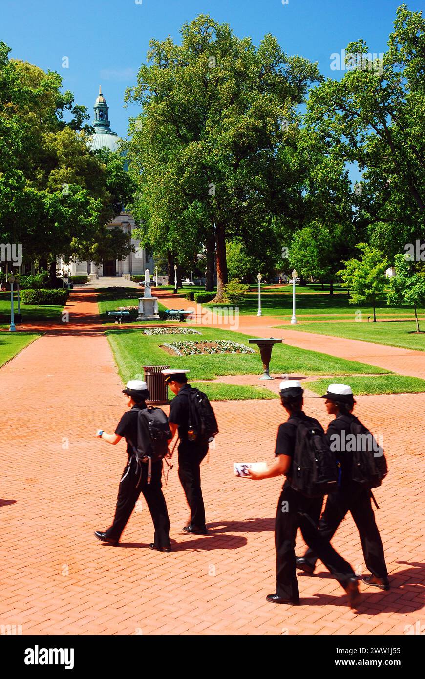 Midshipman at the US Naval Academy in Annapolis walk across their ...