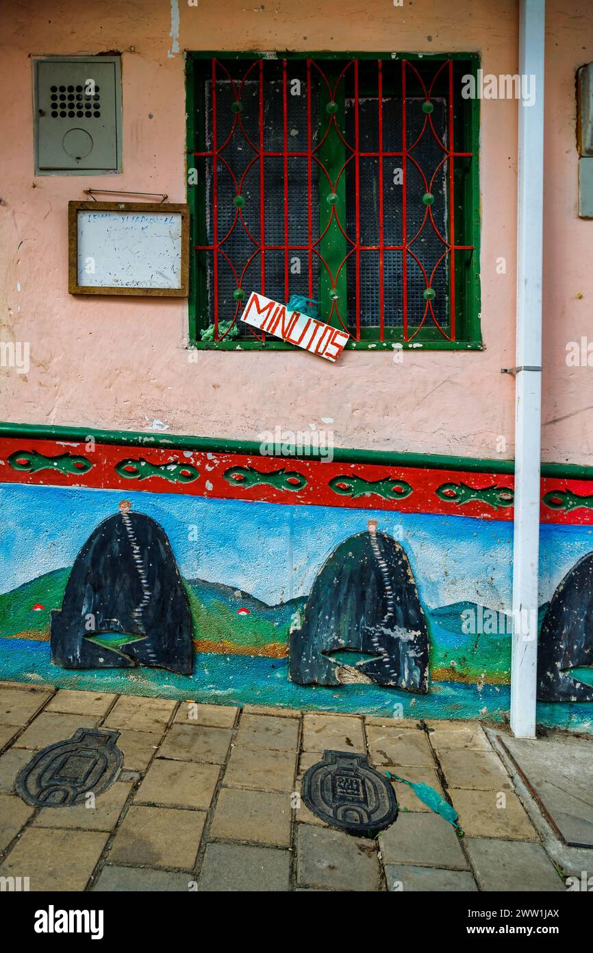 House facade with sign with the inscription "minutes" in Spanish in ...