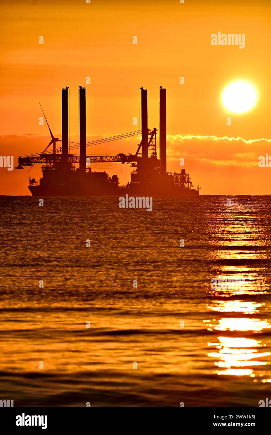 Vole Au Vent Offshore supply ship Jack up rig anchored in the North sea ...