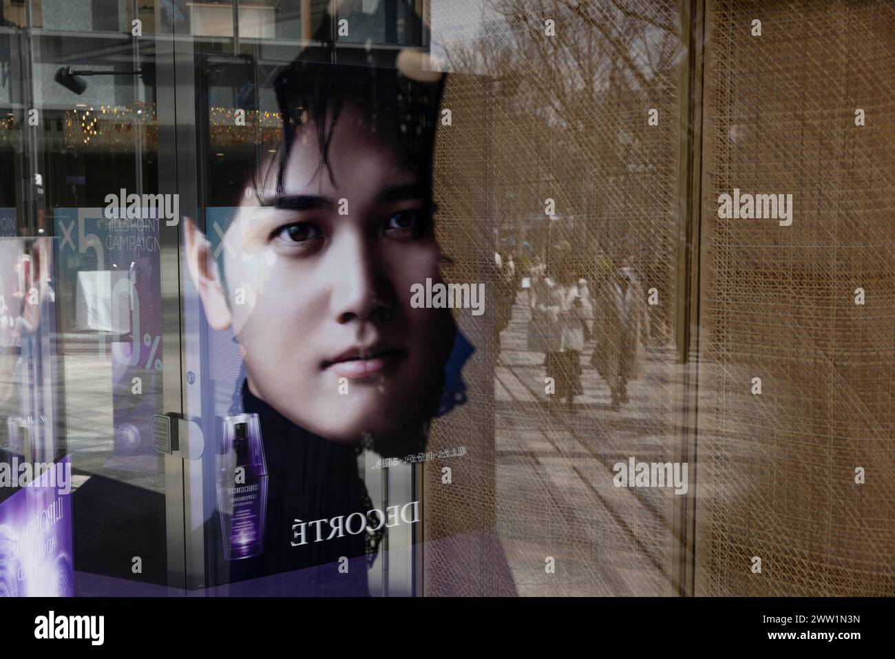 LA Dodgers player Shohei Ohtani on Decort cosmetics advertisement in ...