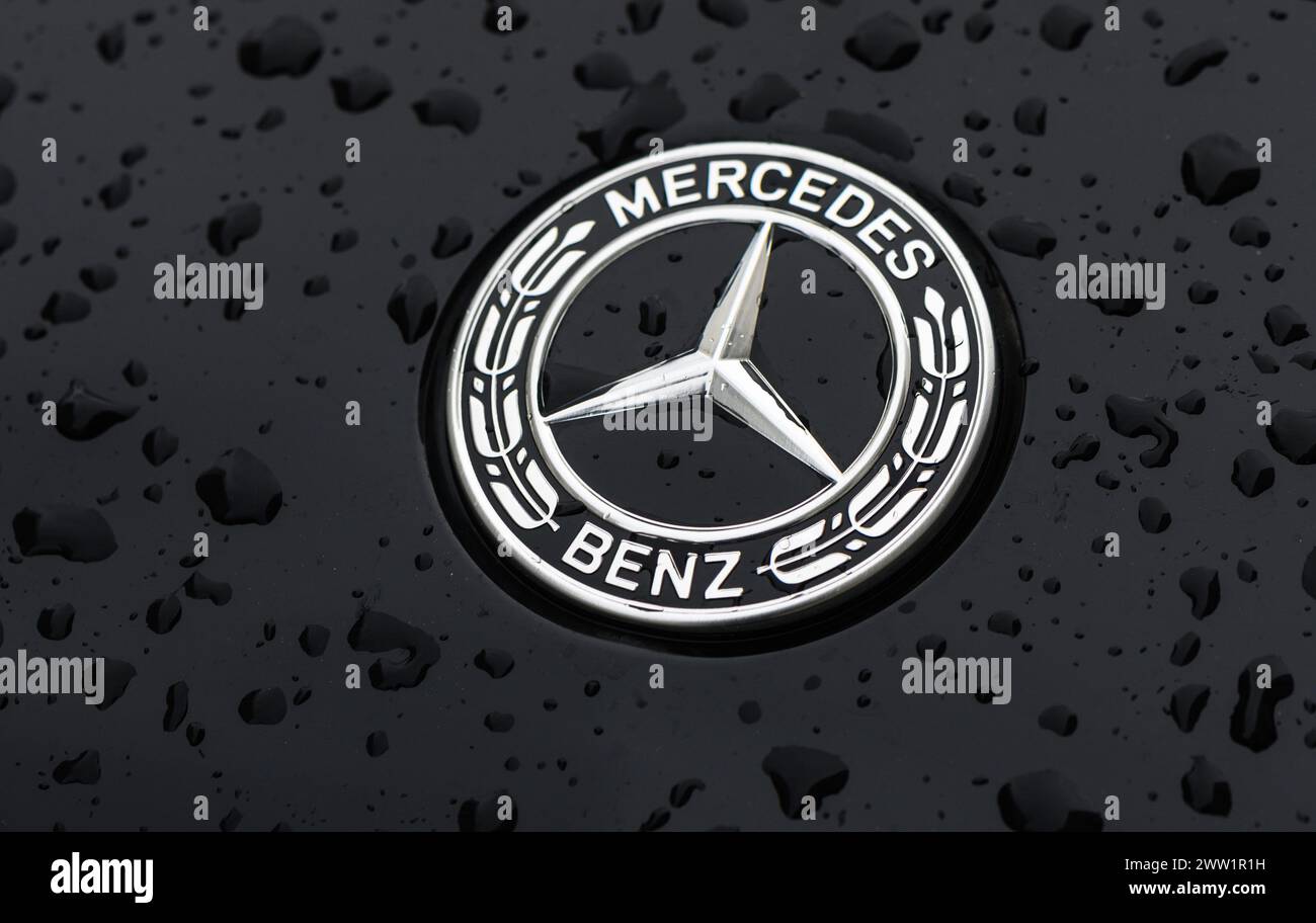 Mercedes Logo Black Background 4k