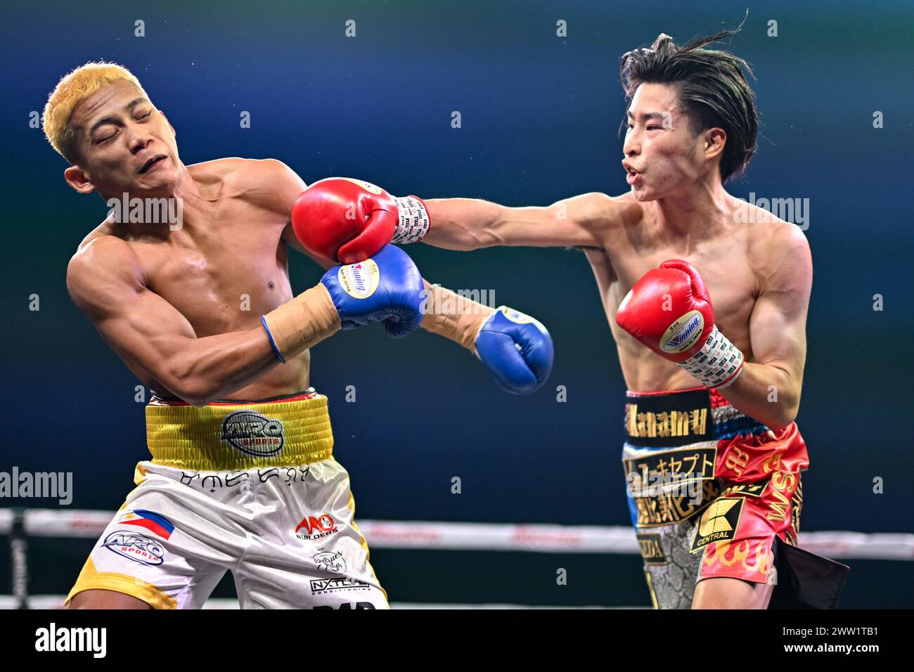 Tokyo, Japan. 26th Dec, 2023. Kanamu Sakama (R) of Japan and John Paul ...