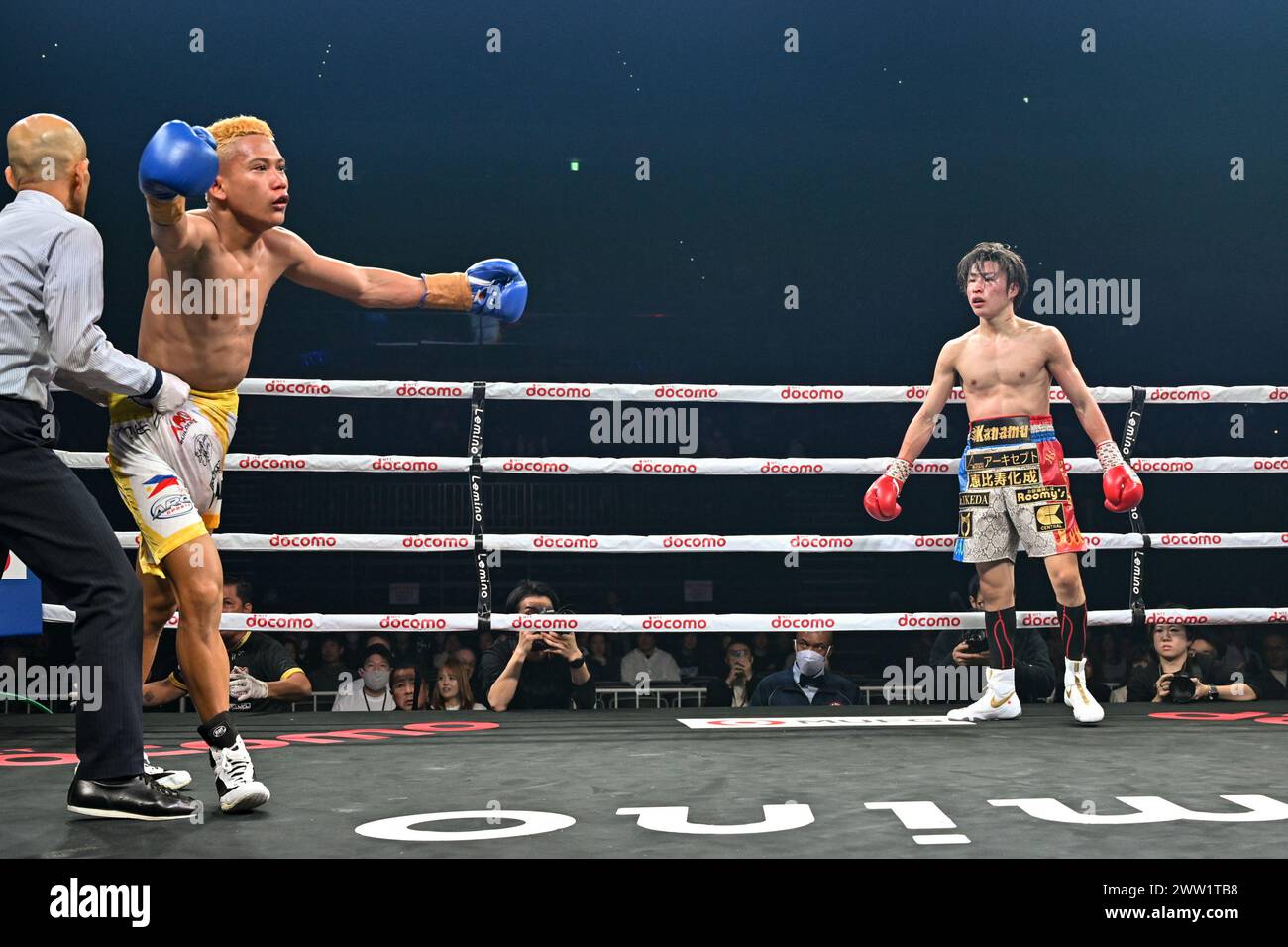 Tokyo, Japan. 26th Dec, 2023. Kanamu Sakama (R) of Japan and John Paul ...