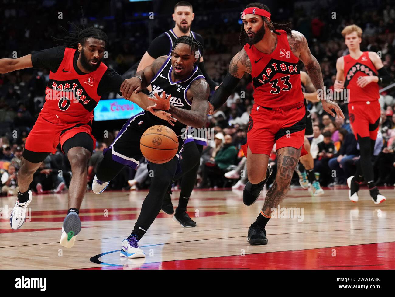 Sacramento Kings guard Davion Mitchell (15) tries to get between ...