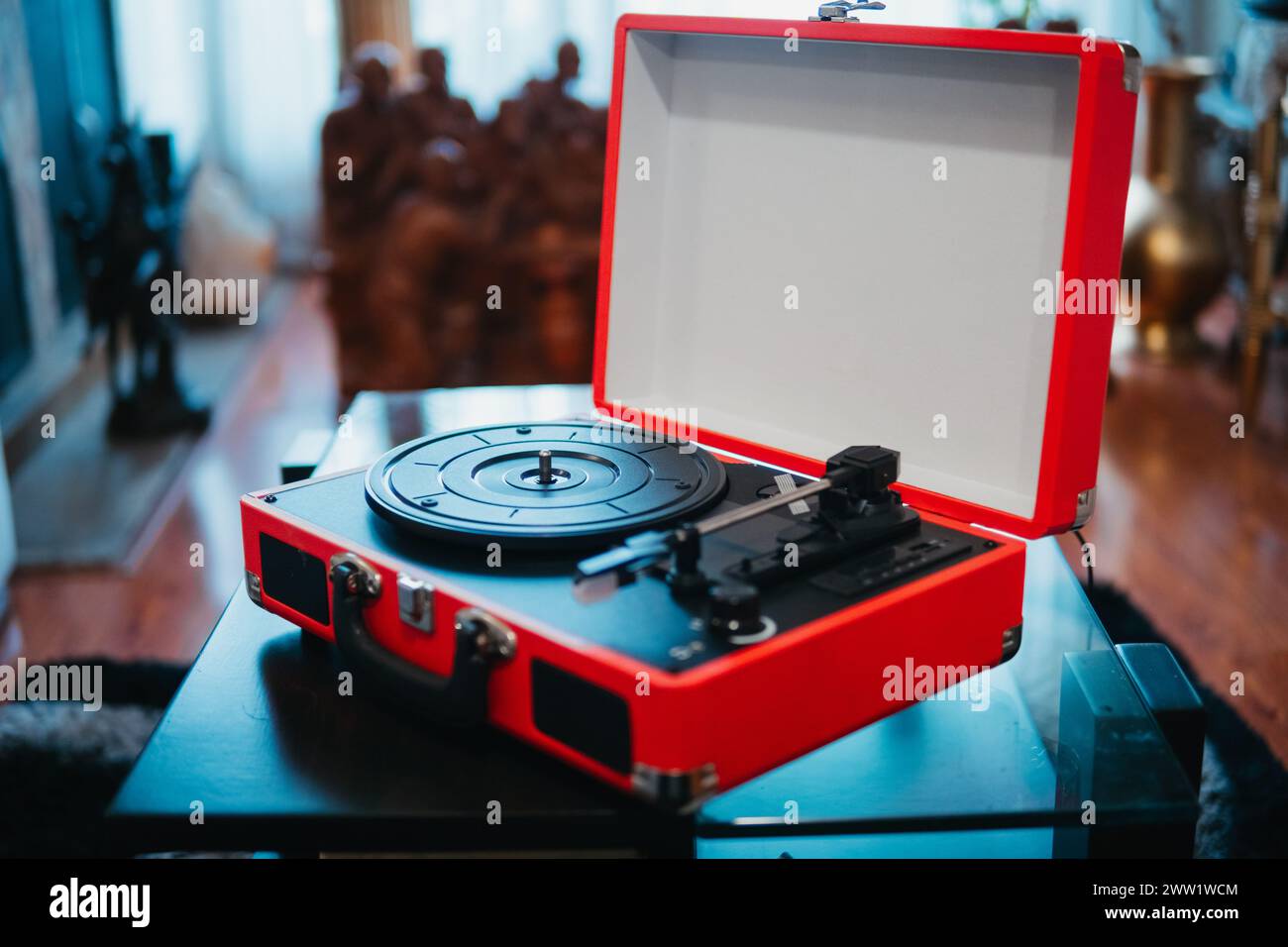 Red antique record player hi-res stock photography and images - Alamy