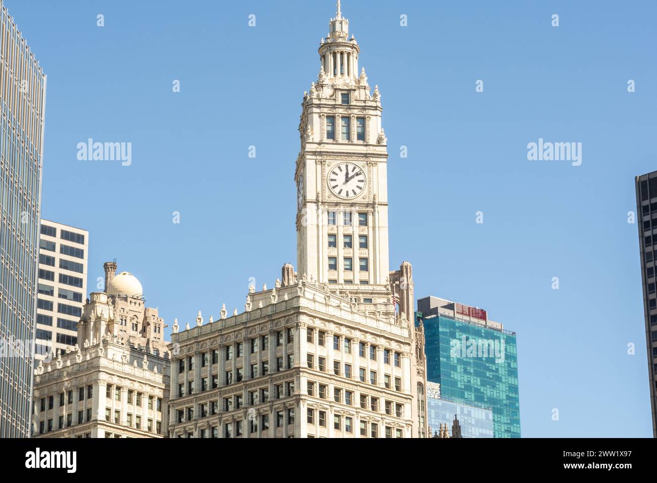 Architecture and details of the diverse buildings in downtown Chicago ...