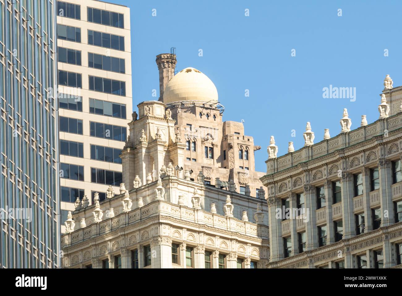 Architecture and details of the diverse buildings in downtown Chicago ...