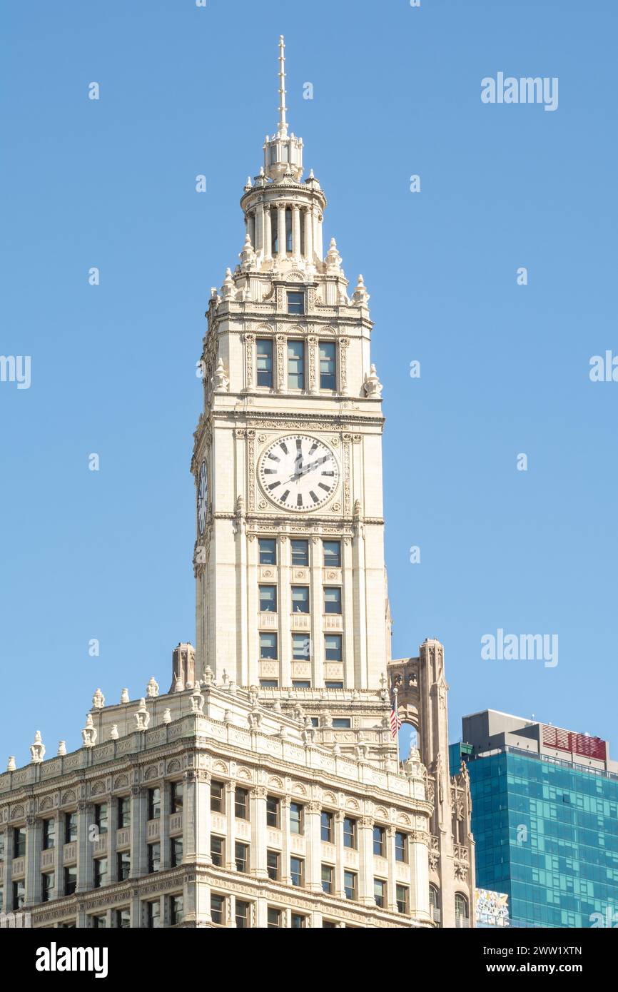 Architecture and details of the diverse buildings in downtown Chicago ...