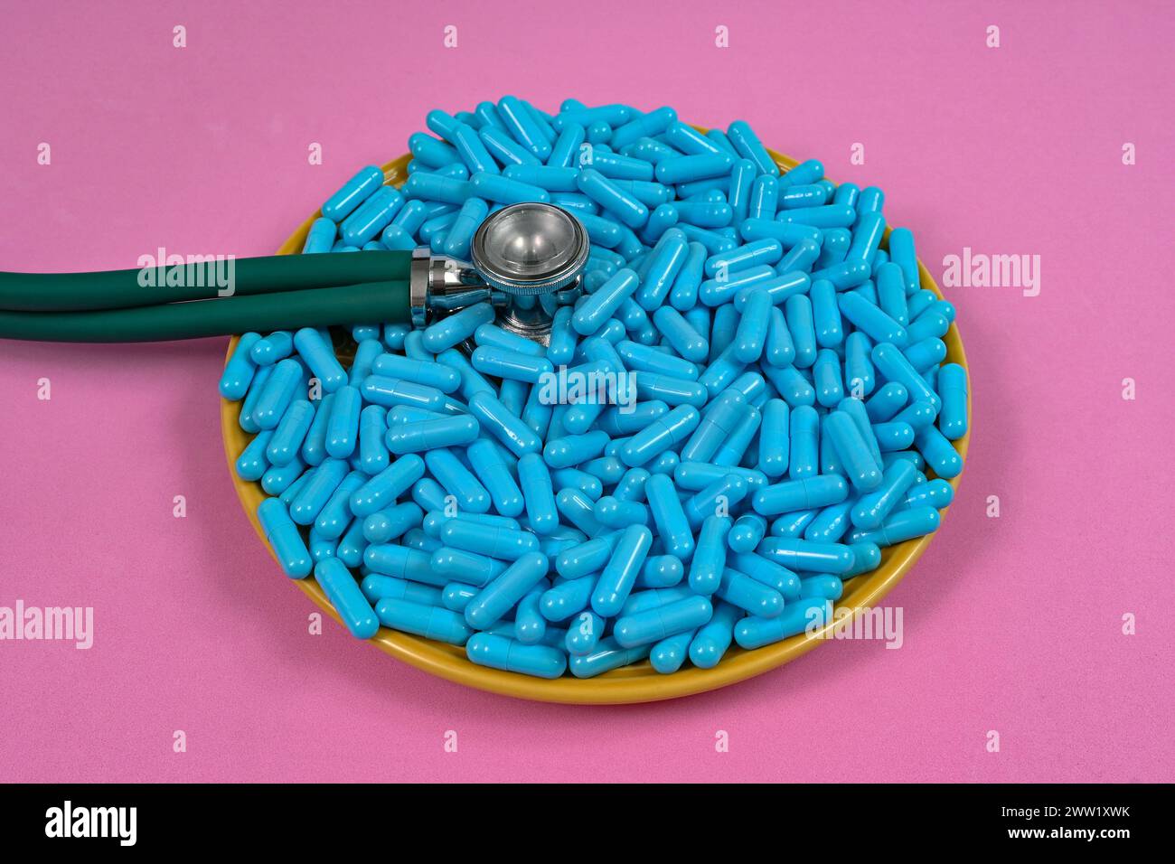 plate with medicine capsules and stethoscope, top view Stock Photo - Alamy
