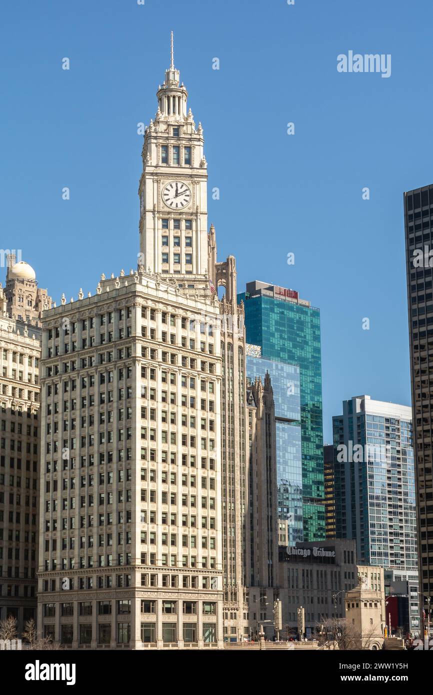 Architecture and details of the diverse buildings in downtown Chicago ...