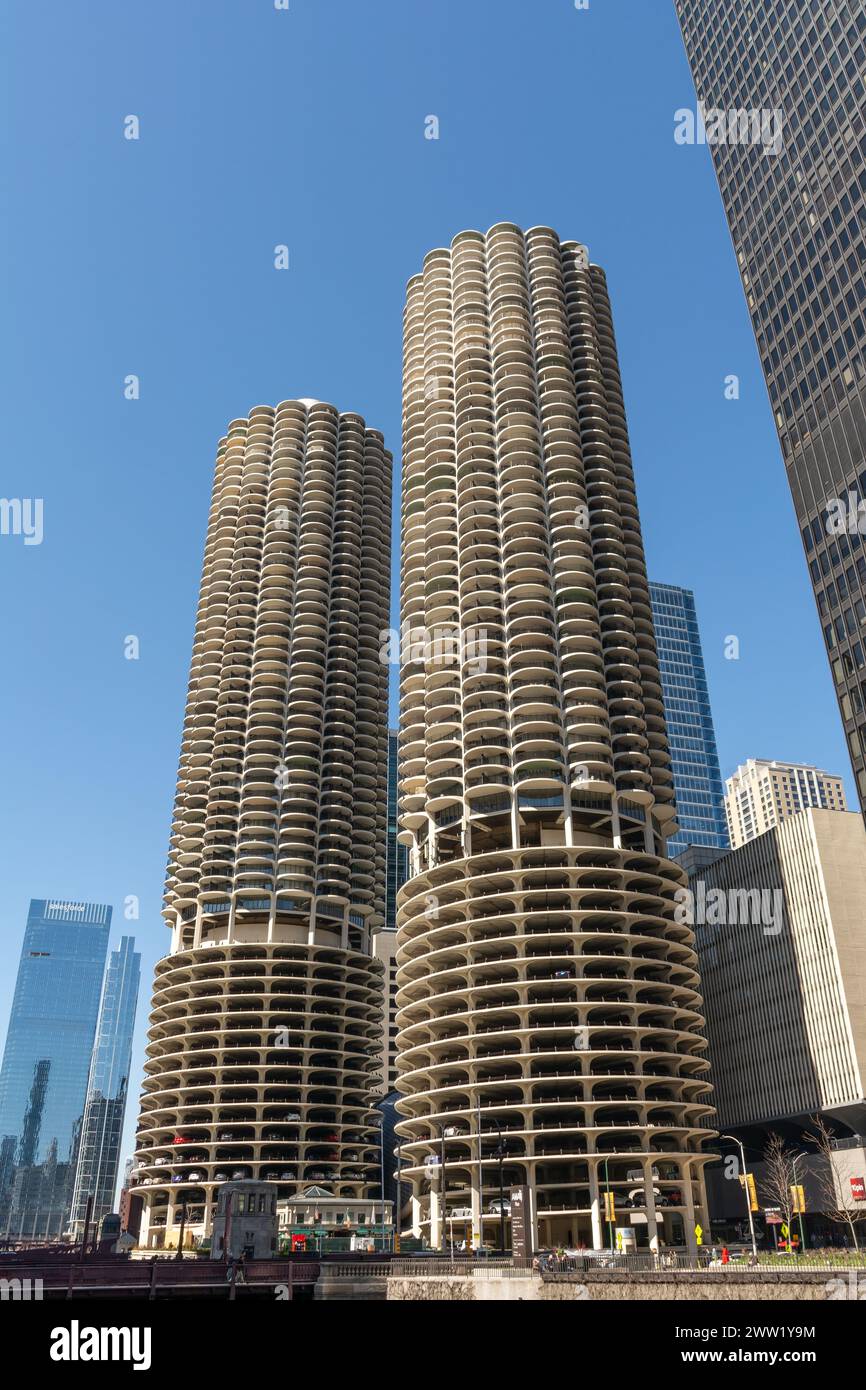 Architecture and details of the diverse buildings in downtown Chicago ...