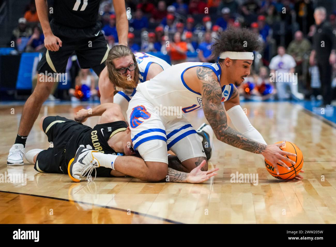 Boise State guard Roddie Anderson III, right, reaches for the loose ...