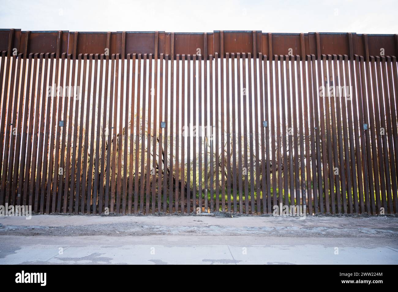 The US border wall between Lukeville Arizona and Sonoyta Mexico Stock ...