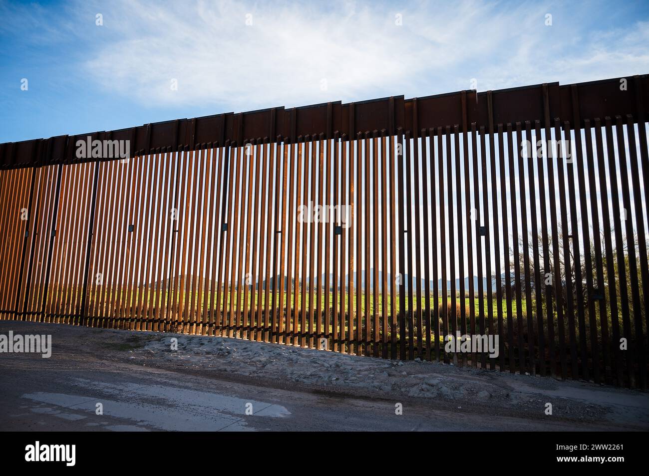 The US border wall between Lukeville Arizona and Sonoyta Mexico Stock ...