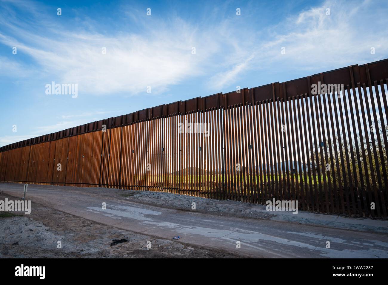 The US border wall between Lukeville Arizona and Sonoyta Mexico Stock ...