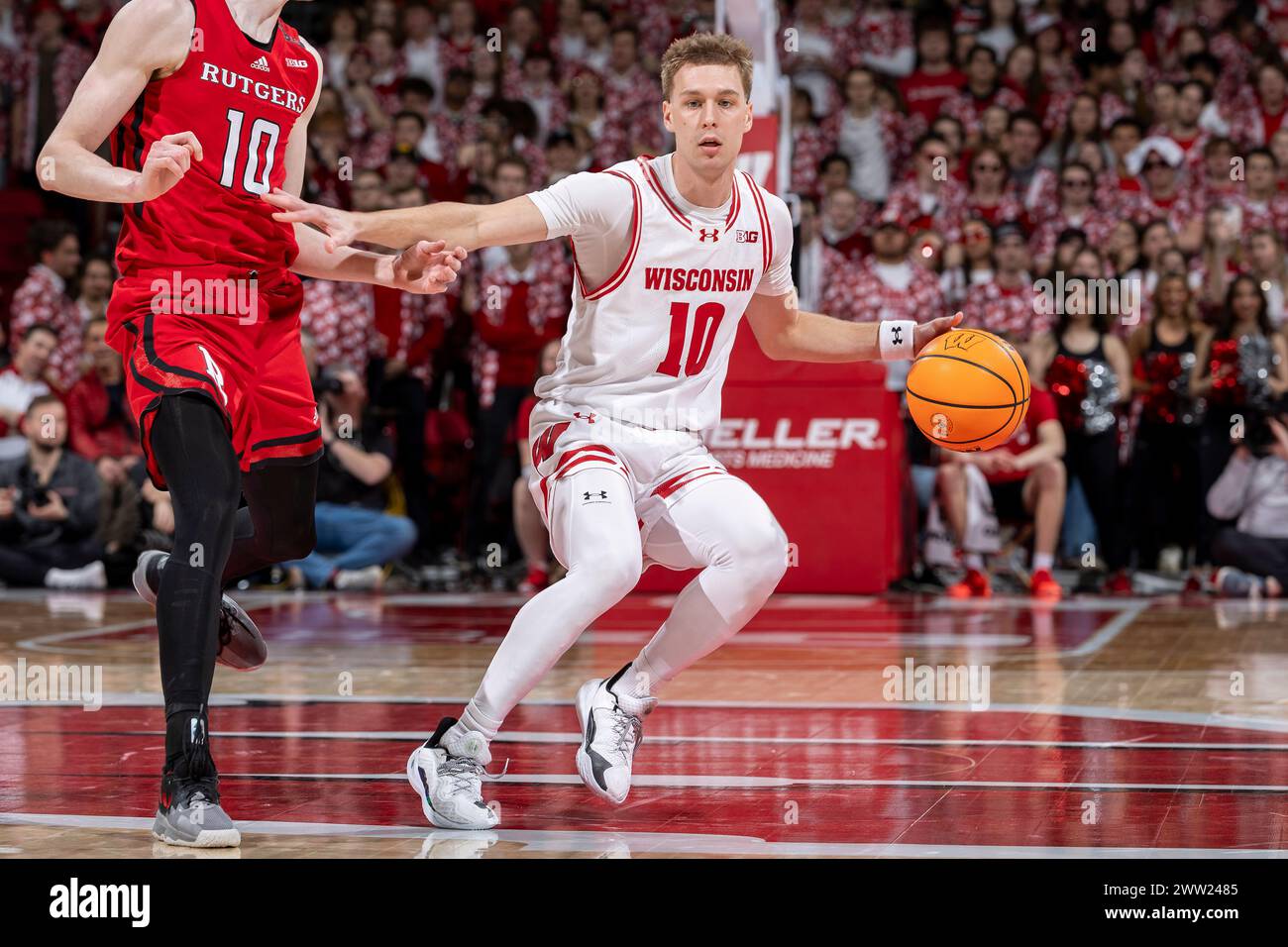 Wisconsin Badgers guard Isaac Lindsey (10) handles the ball during the ...