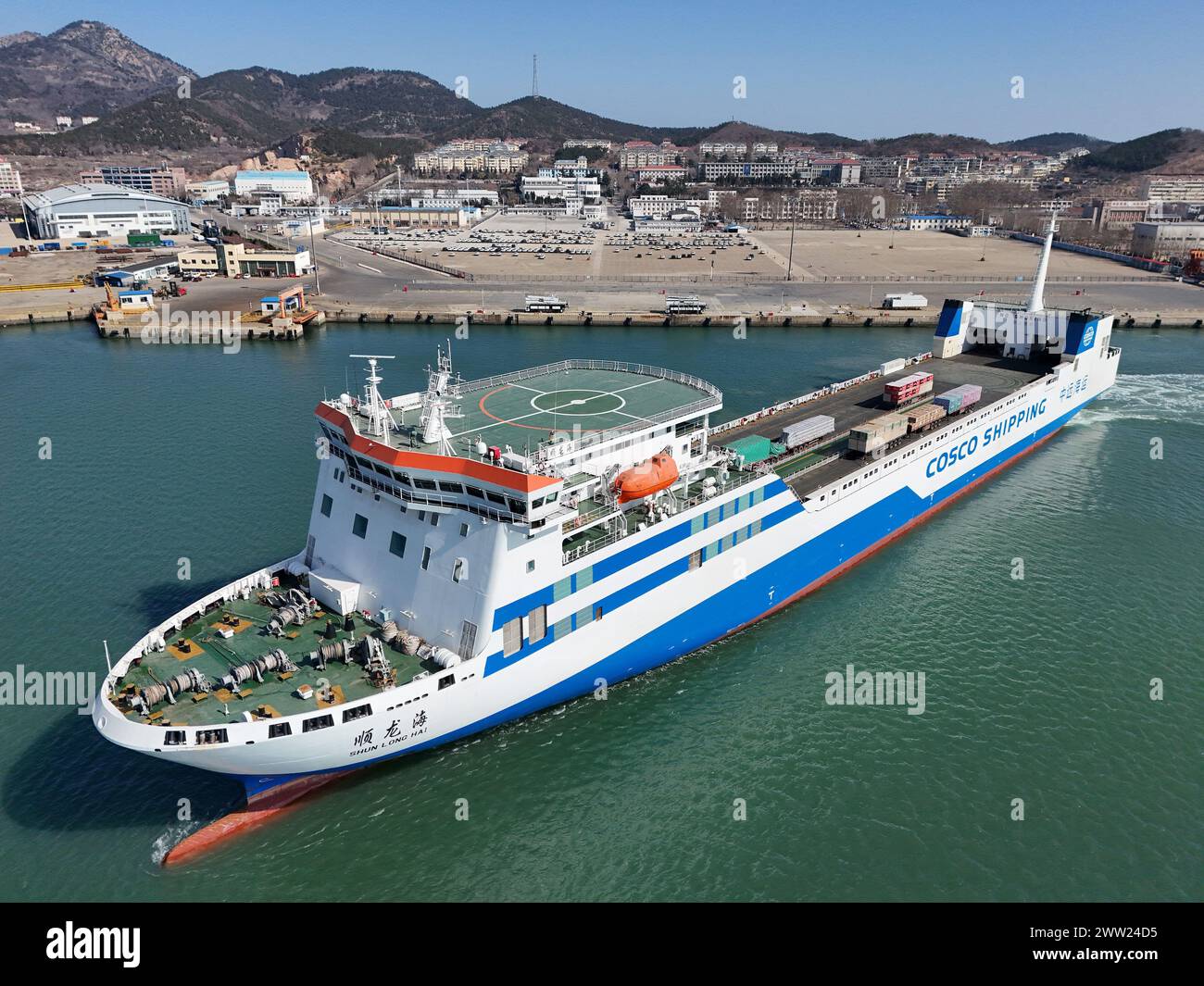 YANTAI, CHINA - MARCH 19, 2024 - A cargo roller ship carrying a sling ...