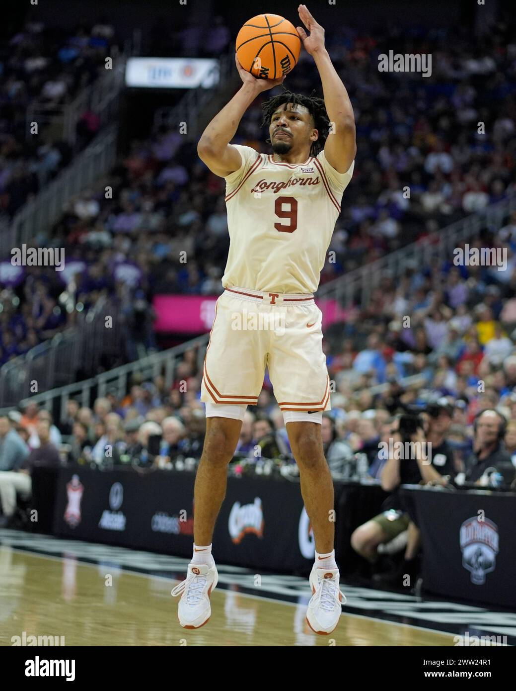 Texas guard Ithiel Horton shoots during the second half of an NCAA ...
