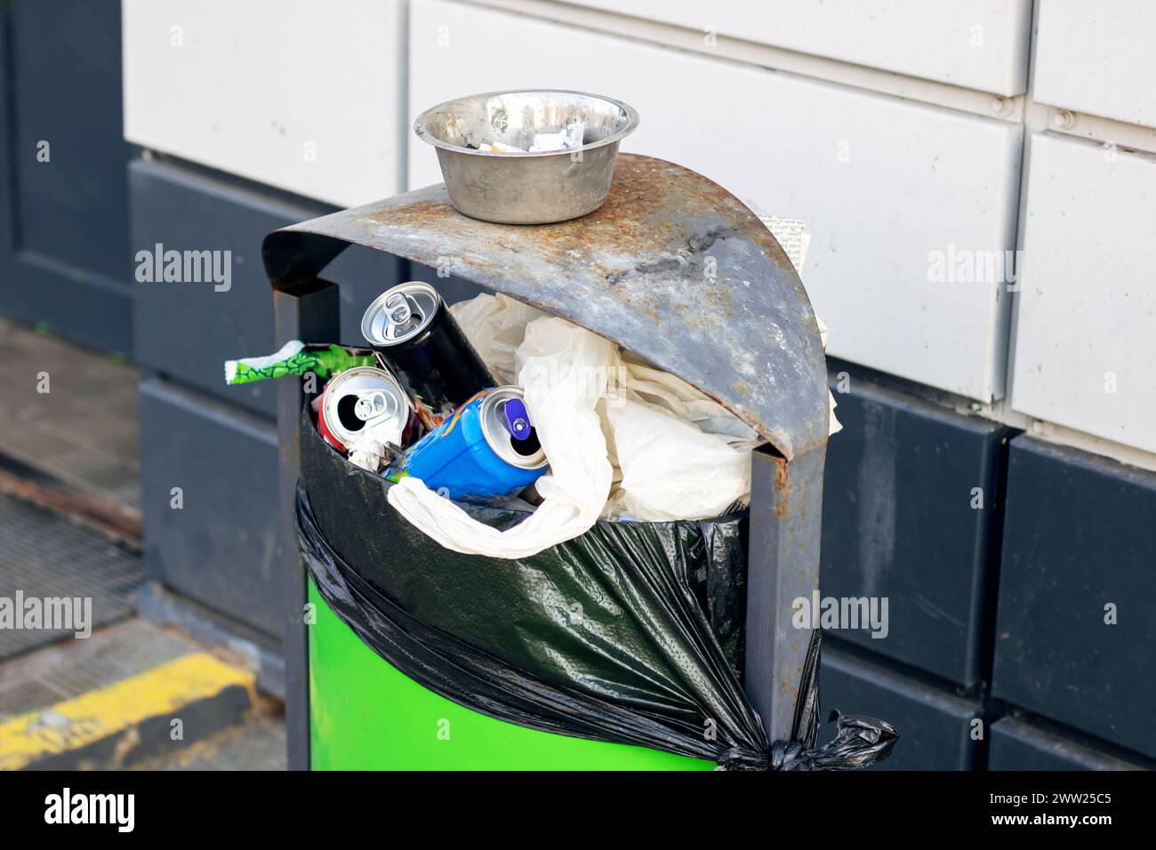 Street garbage cans overflowing hi-res stock photography and images - Alamy