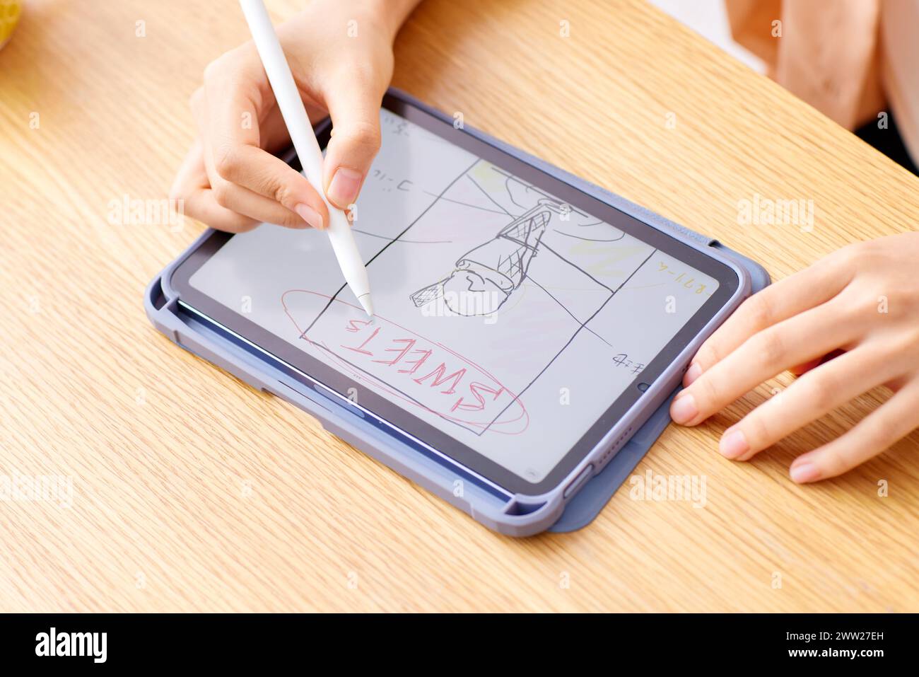 Drawing hand hi-res stock photography and images - Alamy