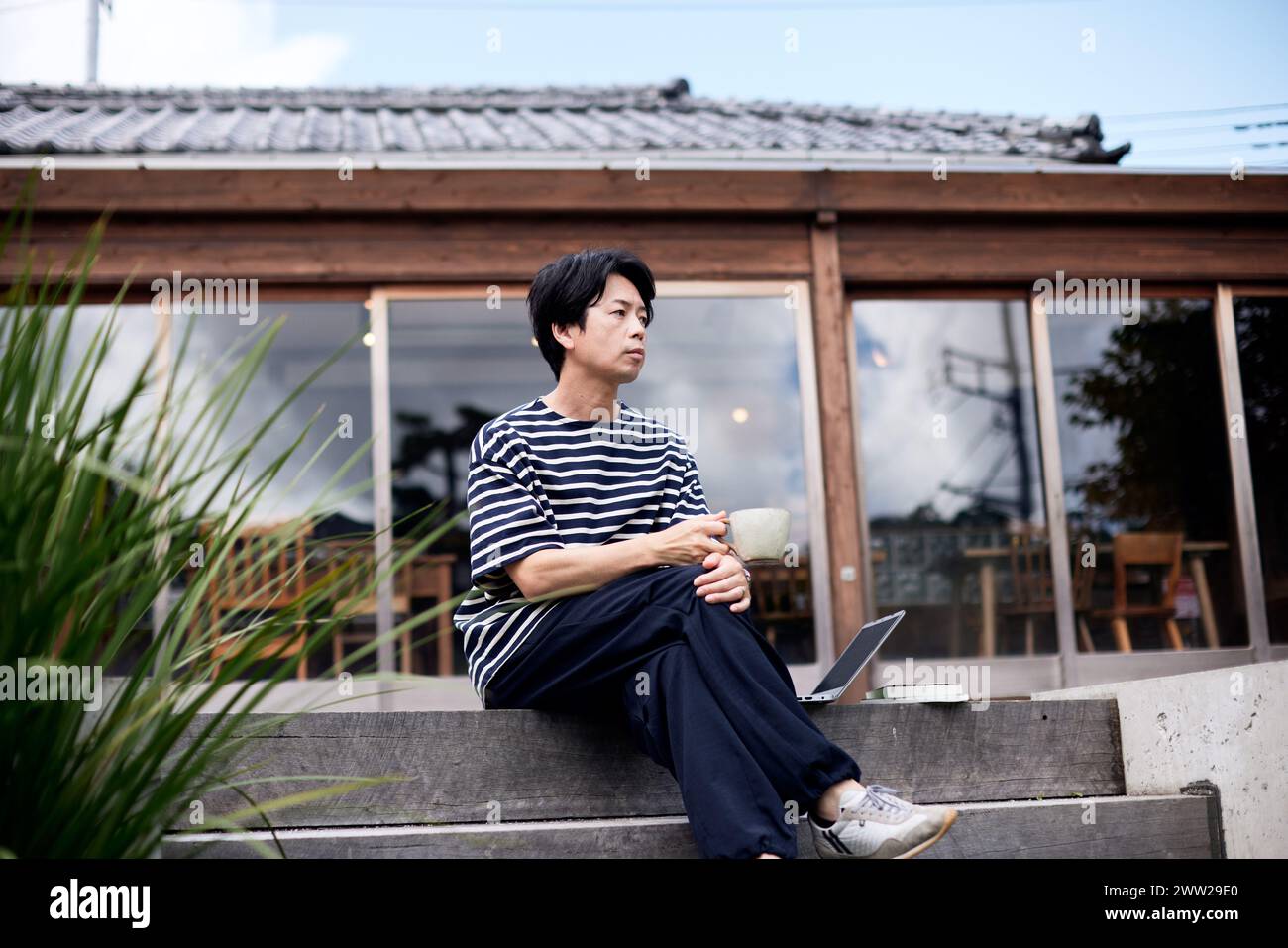 Mature man coffee thinking hi-res stock photography and images - Alamy