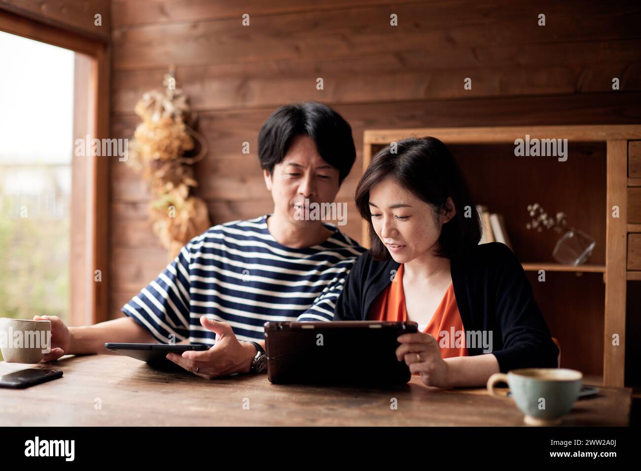 Asian couple mobile phone hi-res stock photography and images - Alamy