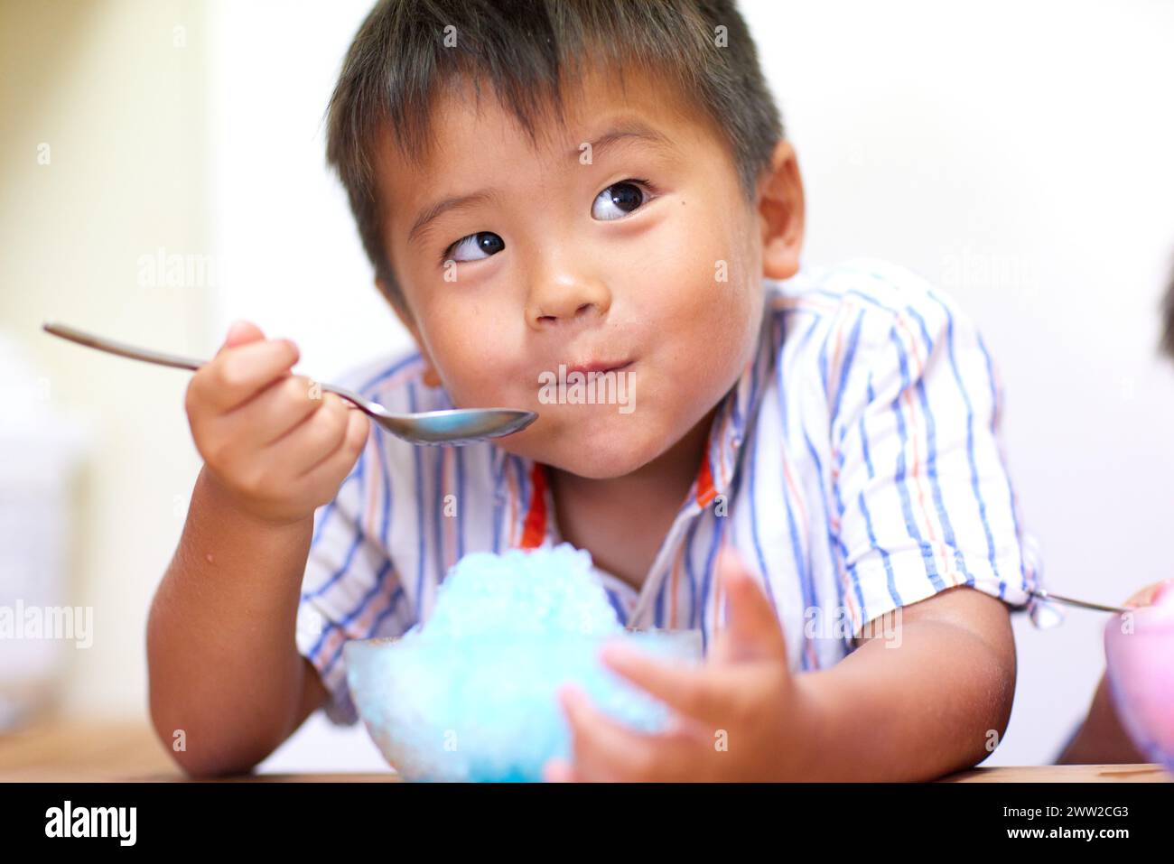 Kid eating shaved ice Stock Photo - Alamy