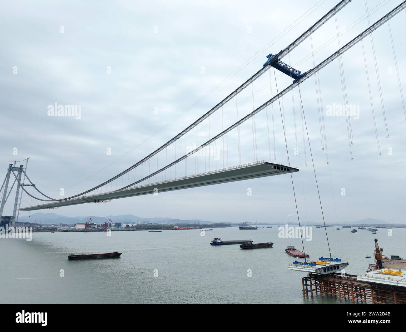 Aerial photo shows the Longtan Yangtze River Bridge under construction ...