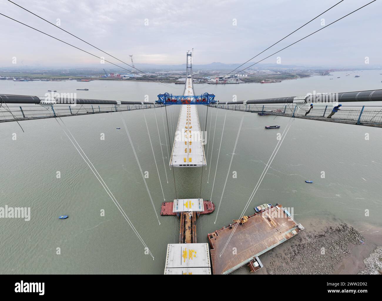 Aerial photo shows the Longtan Yangtze River Bridge under construction ...