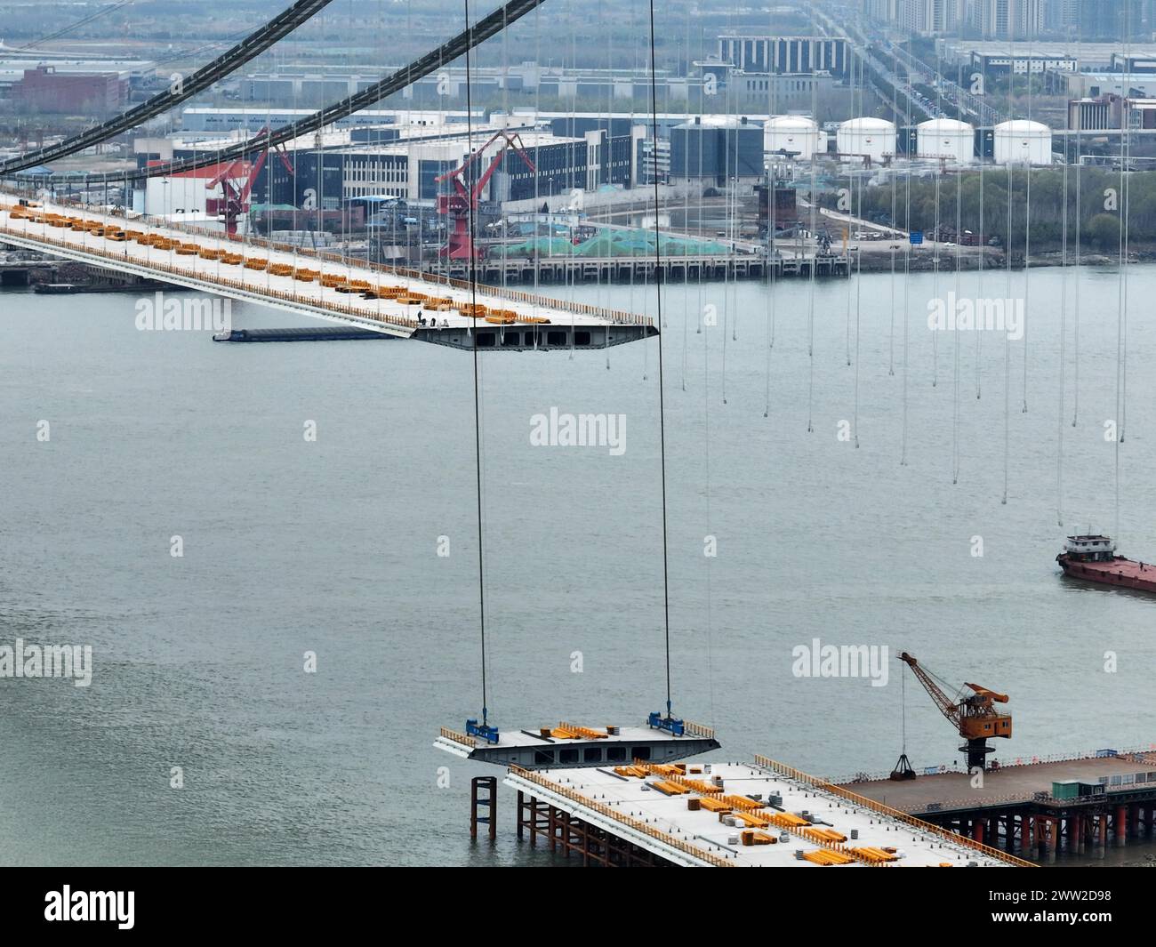 Aerial photo shows the Longtan Yangtze River Bridge under construction ...
