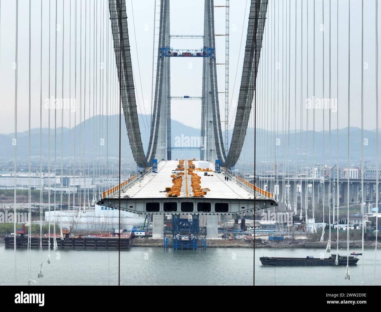 Aerial photo shows the Longtan Yangtze River Bridge under construction ...