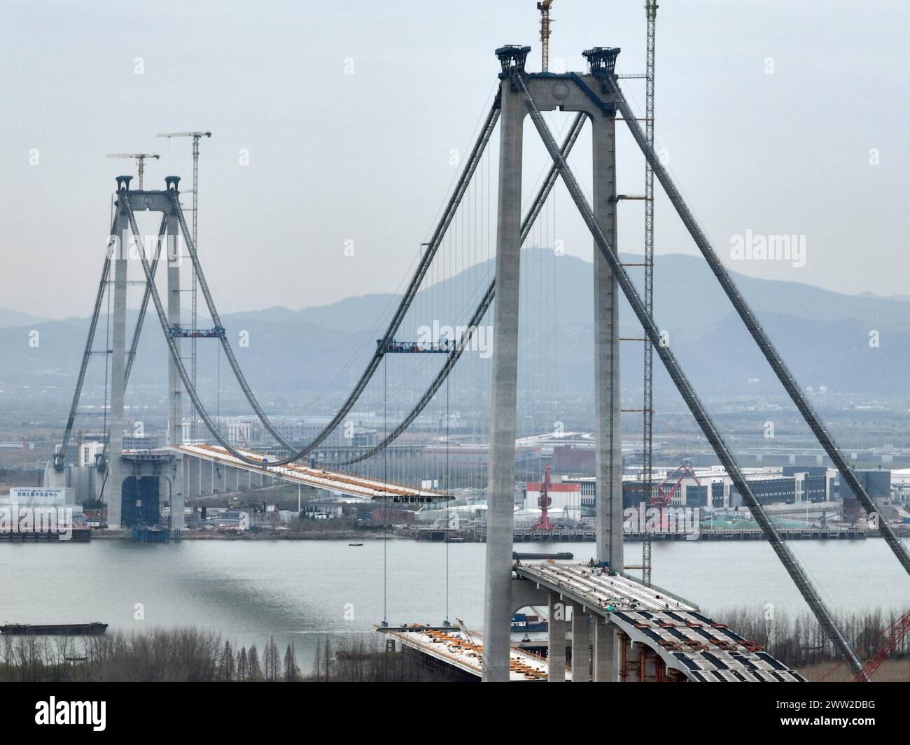 Aerial photo shows the Longtan Yangtze River Bridge under construction ...
