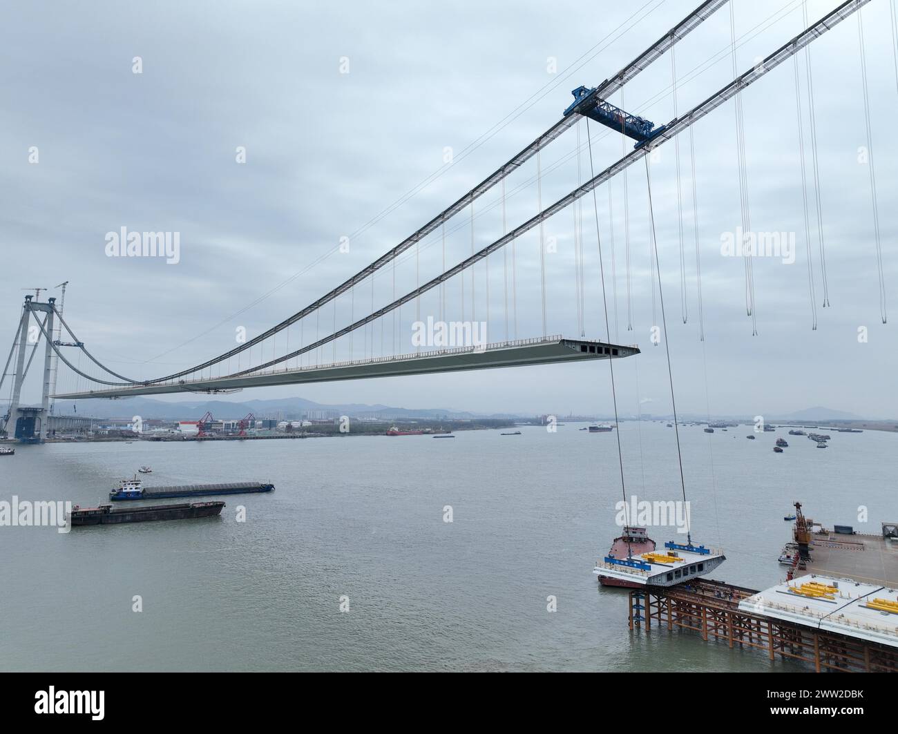 Aerial photo shows the Longtan Yangtze River Bridge under construction ...