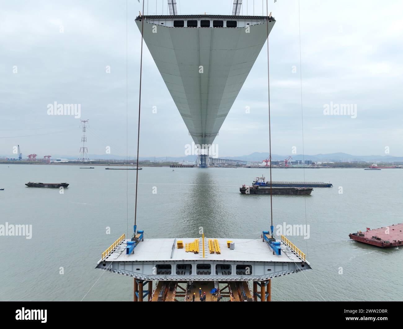 Aerial photo shows the Longtan Yangtze River Bridge under construction ...