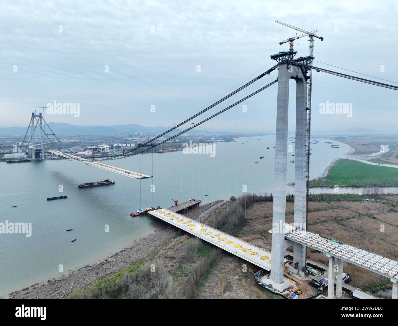 Aerial photo shows the Longtan Yangtze River Bridge under construction ...