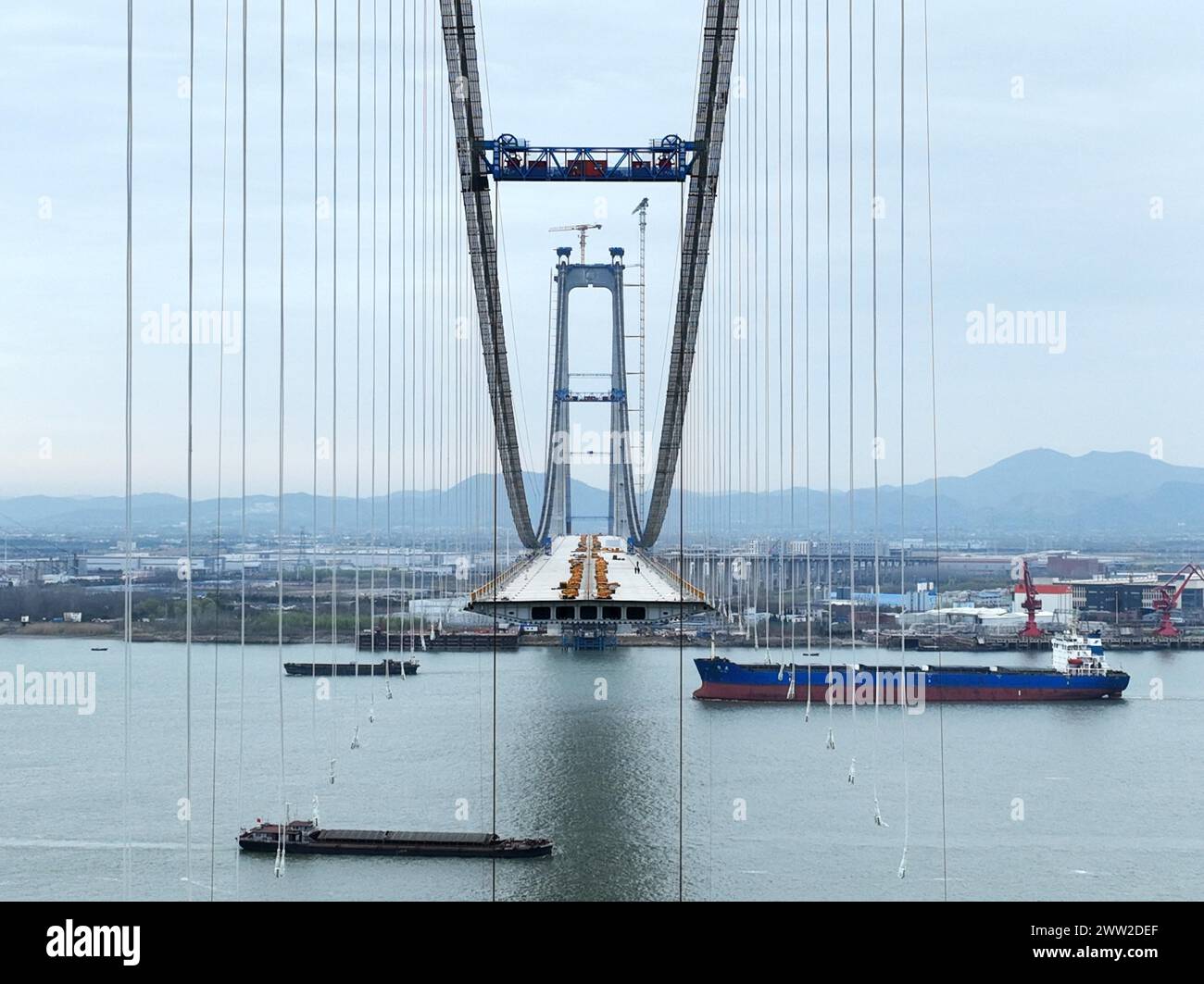 Aerial photo shows the Longtan Yangtze River Bridge under construction ...