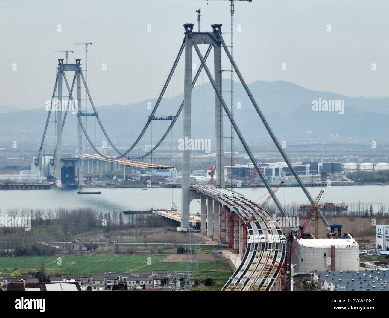 Aerial photo shows the Longtan Yangtze River Bridge under construction ...