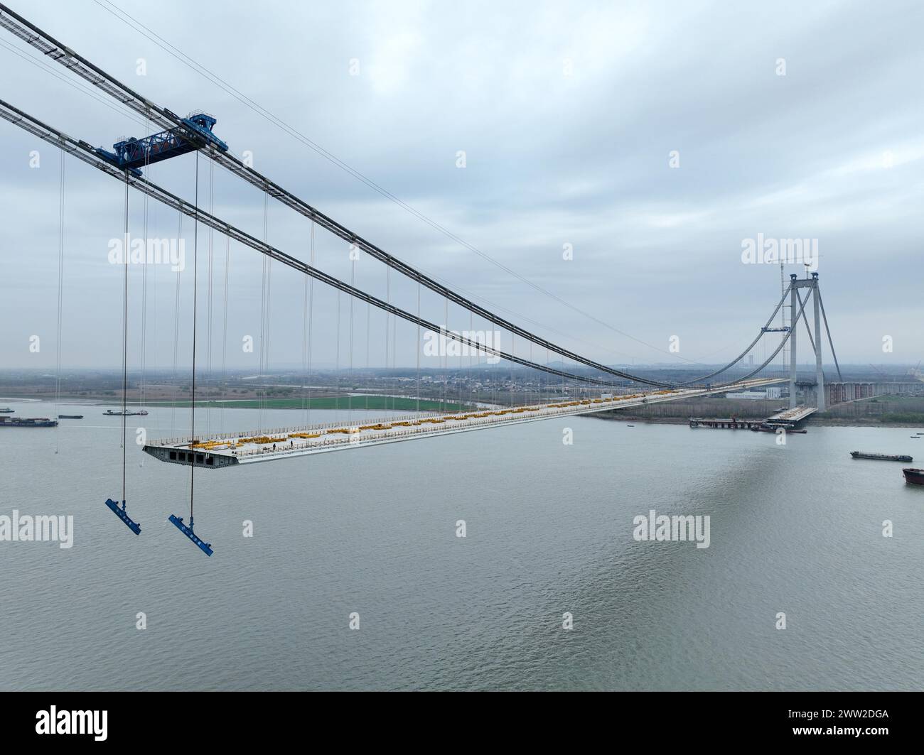 Aerial photo shows the Longtan Yangtze River Bridge under construction ...