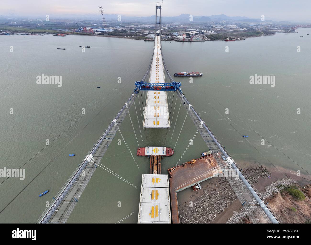 Aerial photo shows the Longtan Yangtze River Bridge under construction ...