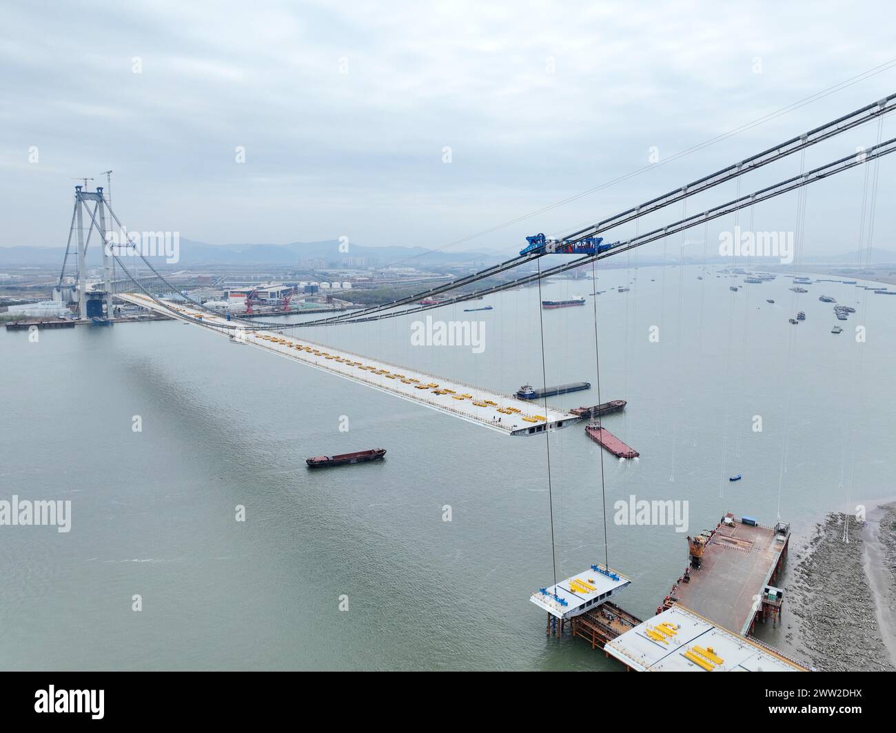 Aerial photo shows the Longtan Yangtze River Bridge under construction ...