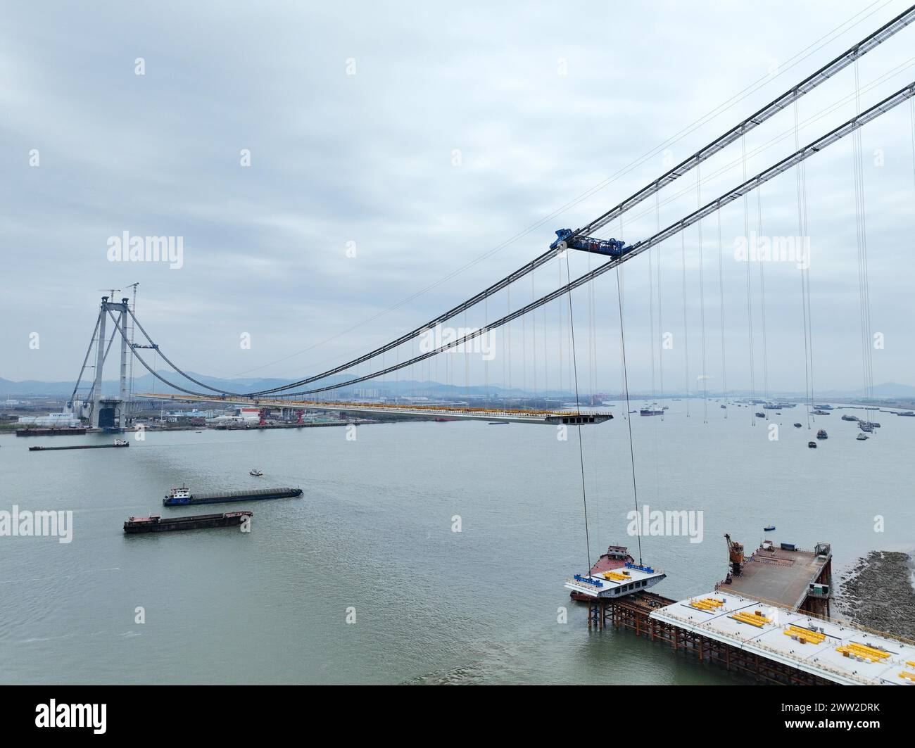 Aerial photo shows the Longtan Yangtze River Bridge under construction ...