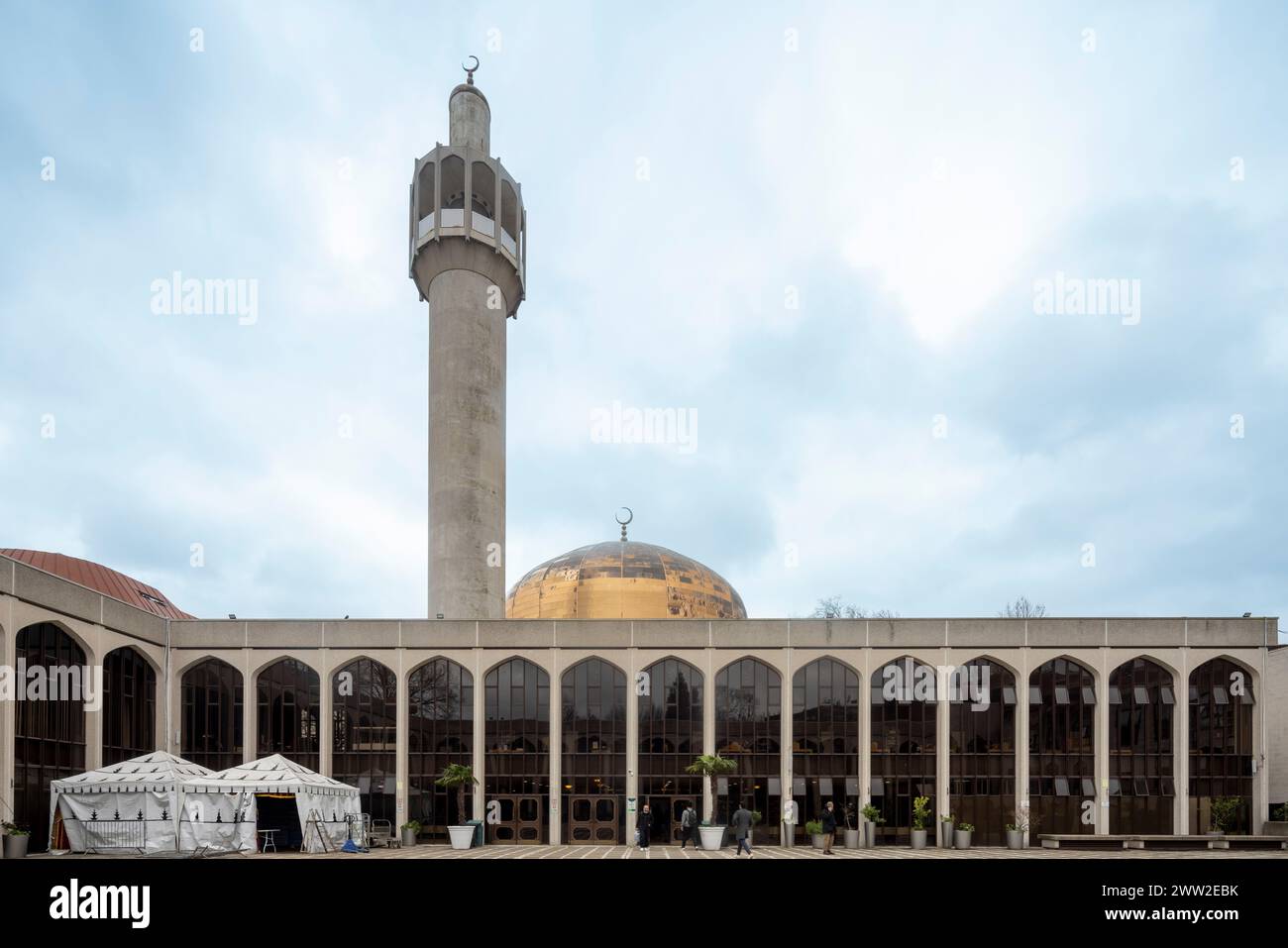 Regents park mosque architecture hi-res stock photography and images ...