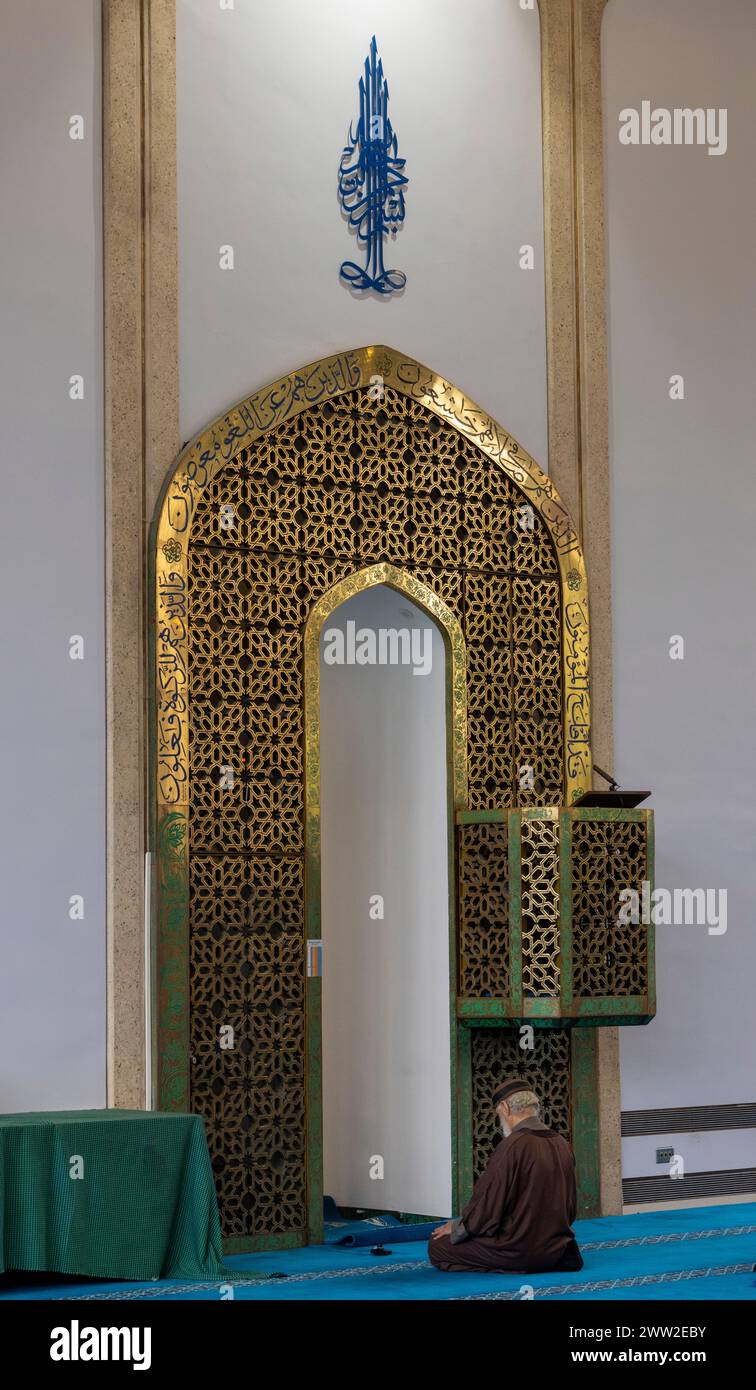 Regents park mosque architecture hi-res stock photography and images ...