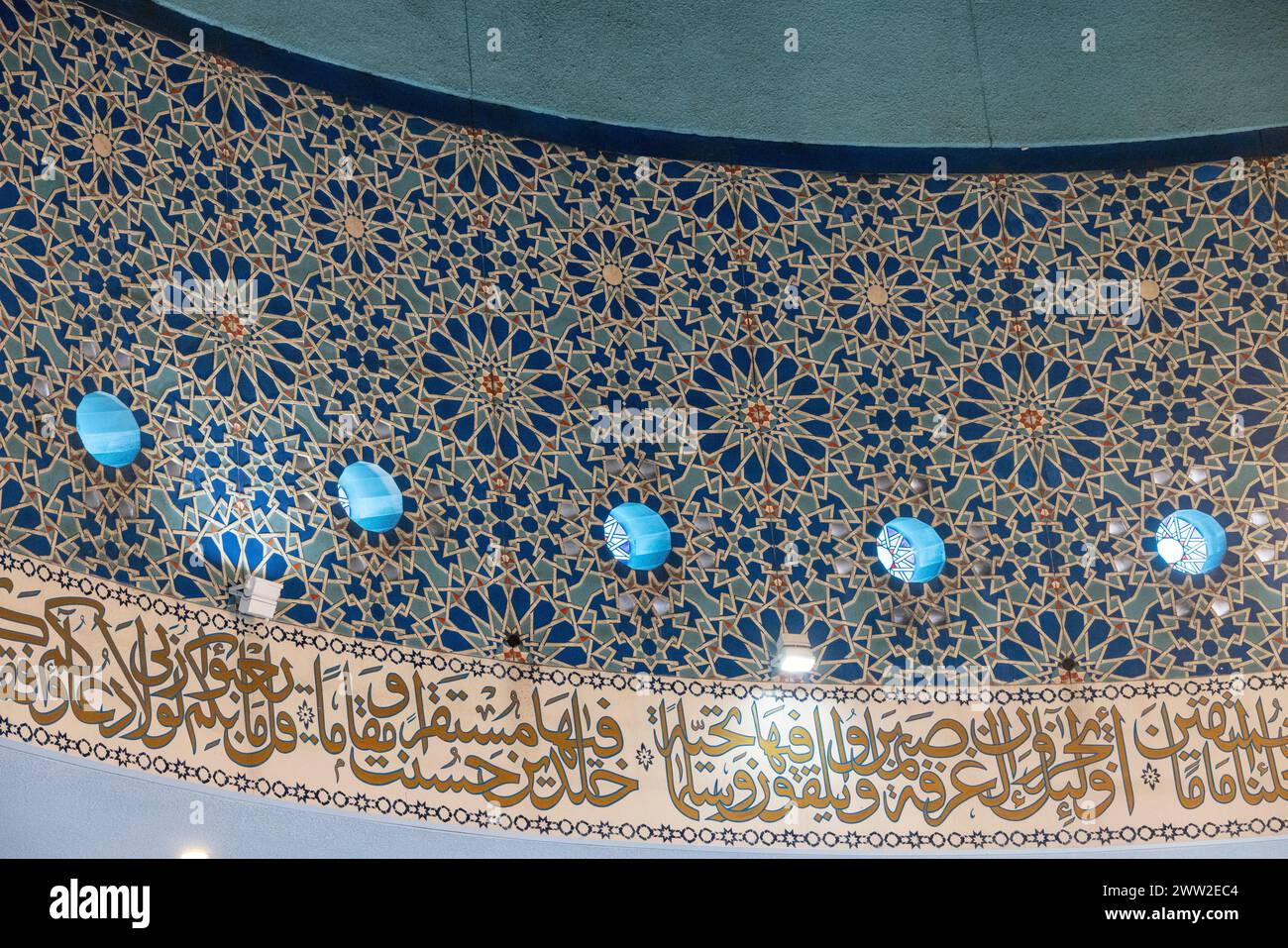 Regents park mosque architecture hi-res stock photography and images ...