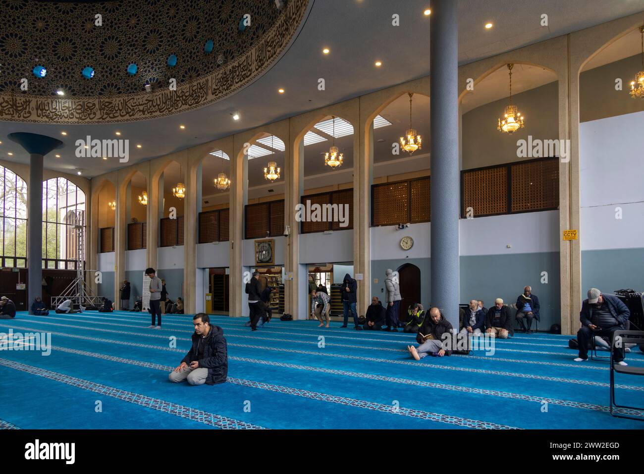Worshippers praying, London Central Mosque or Regent's Park Mosque ...