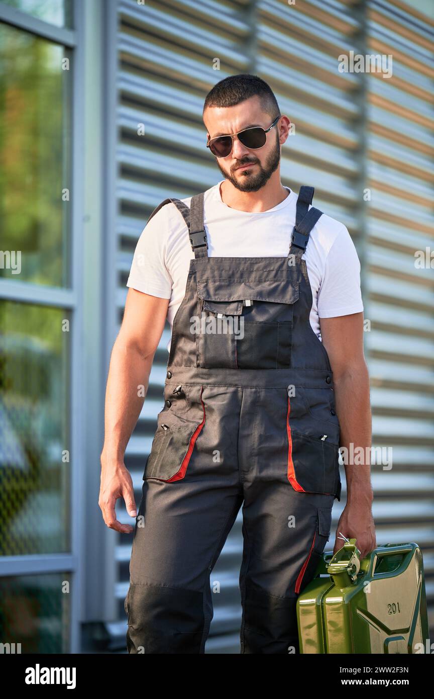 Full service gas station hi-res stock photography and images - Alamy