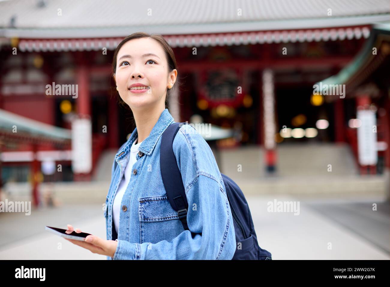 Asian woman in Japan holding a cell phone Stock Photo - Alamy